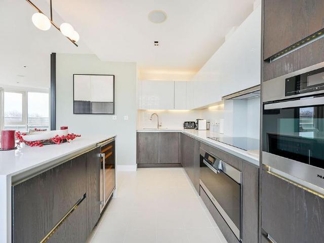 Kew Bridge Road, Brentford, TW8 3 bed penthouse to rent £8,996 pcm £2,076 pw