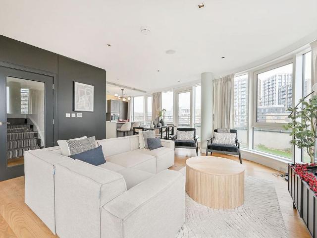 Kew Bridge Road, Brentford, TW8 3 bed penthouse to rent £8,996 pcm £2,076 pw