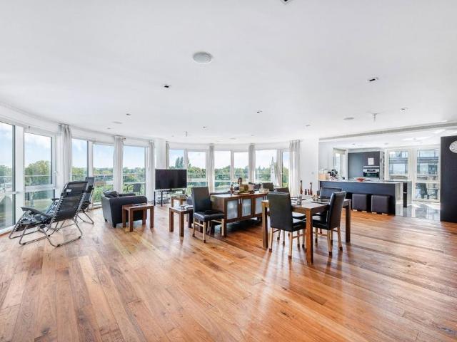 Kew Bridge Road, Brentford. 3 bed apartment to rent £6,750 pcm £1,558 pw