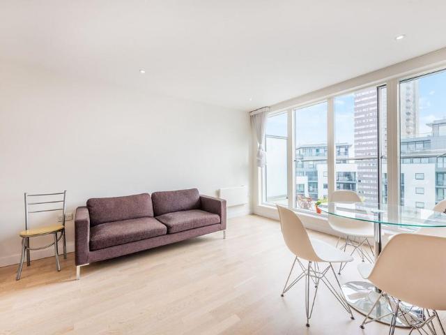 Kew Bridge West, Kew Bridge. 1 bed flat to rent £1,950 pcm £450 pw