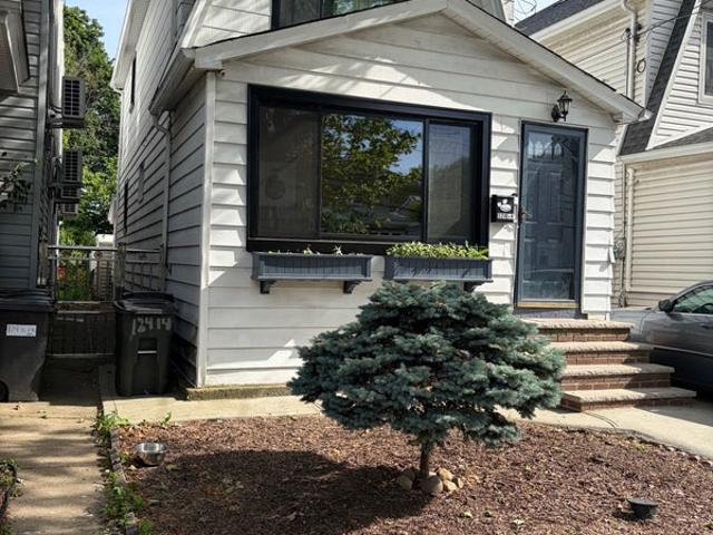 Kew Gardens close to 2 airports/highways/parks