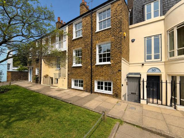 Kew Green, Kew, Surrey 3 bed terraced house to rent £4,750 pcm £1,096 pw