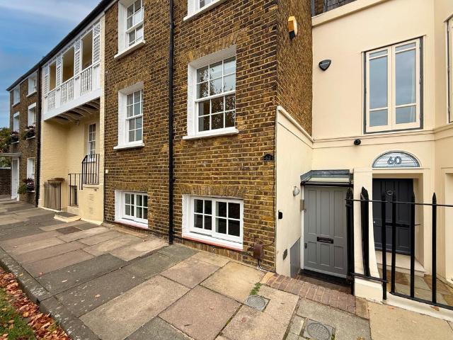 Kew Green, Kew, Surrey 3 bed terraced house to rent £4,750 pcm £1,096 pw