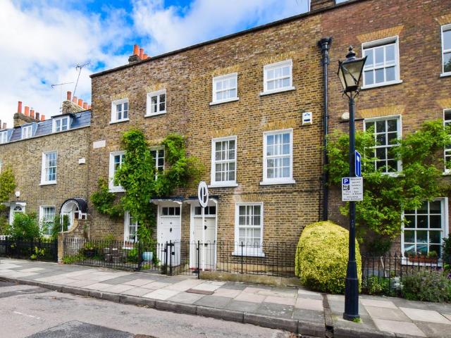 Kew Green, Kew 2 bed terraced house to rent £3,750 pcm £865 pw
