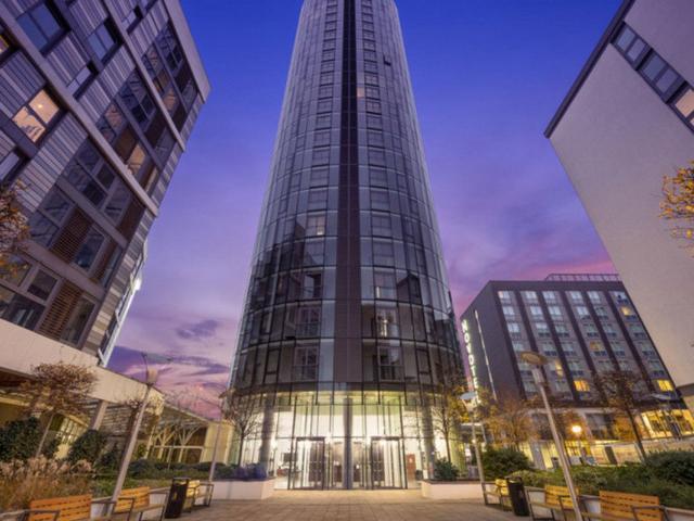 Kew Eye Apartments, Brentford TW8, 2 bed penthouse to rent, £3,250 pcm | PrimeLocation