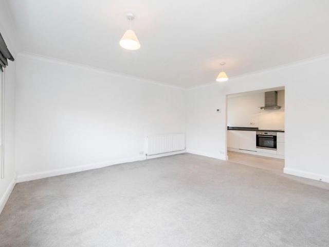 Kew Road, Richmond, Surrey 2 bed flat to rent £2,500 pcm £577 pw