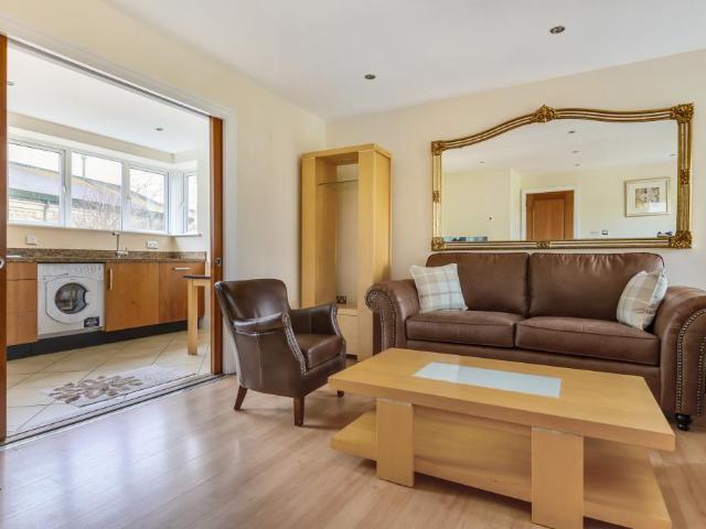 Kew Riverside Park, Richmond, TW9 3 bed flat to rent £4,200 pcm £969 pw