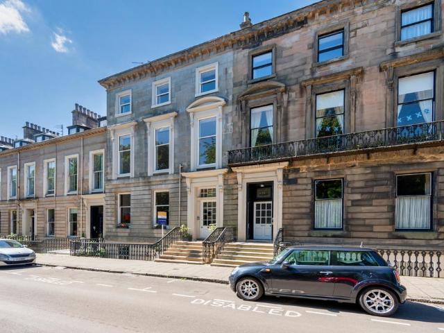 Kew Terrace, Dowanhill, Glasgow, G12 0TD 2 bed flat to rent £1,600 pcm £369 pw
