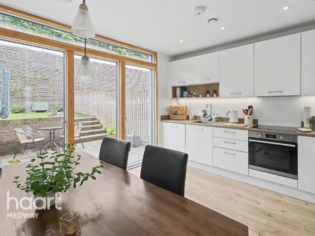 Khartoum Parade, CHATHAM 3 bed townhouse to rent £1,900 pcm £438 pw