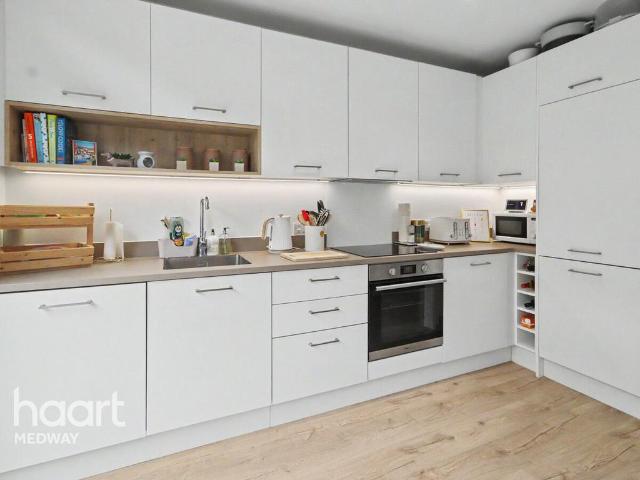 Khartoum Parade, CHATHAM 3 bed townhouse to rent £1,900 pcm £438 pw