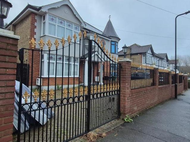 Kimberley Road, London E4 5 bed semi detached house to rent £4,750 pcm £1,096 pw