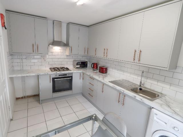 Kimbolton Close, London SE12, 3 bed flat to rent, £2,000 pcm | PrimeLocation