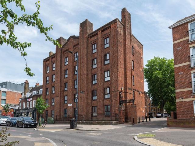 Kintyre Court, New Park Road, Streatham Hill, London SW2, 2 bed flat to rent, £2,500 pcm | PrimeLocation