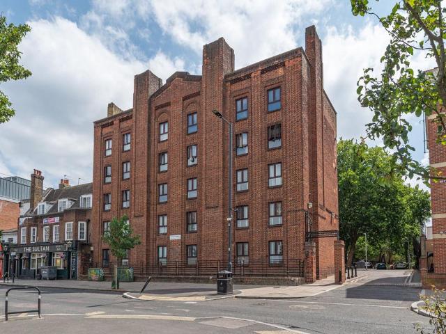 Kintyre Court, Brixton Hill, London, SW2 2 bed flat to rent £2,200 pcm £508 pw
