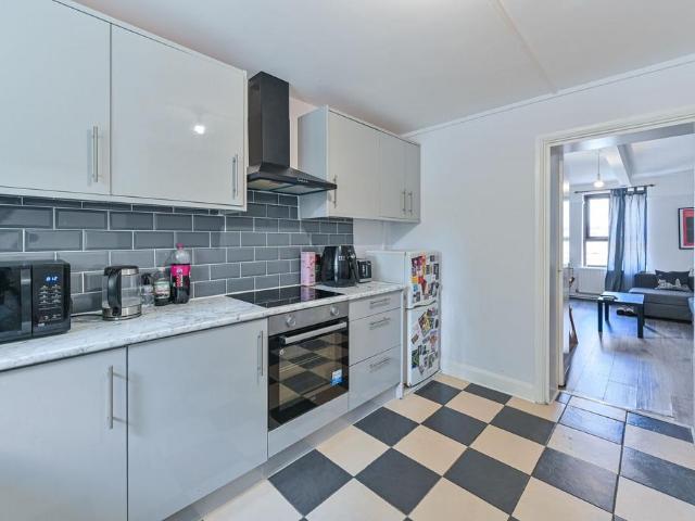 Kintyre Court, Brixton Hill, London, SW2 2 bed flat to rent £2,200 pcm £508 pw