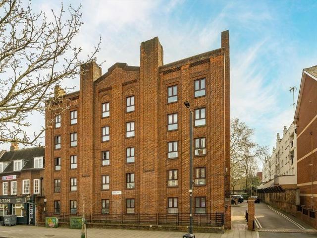 Kintyre Court, Brixton SW2 2 bed flat to rent £2,200 pcm £508 pw
