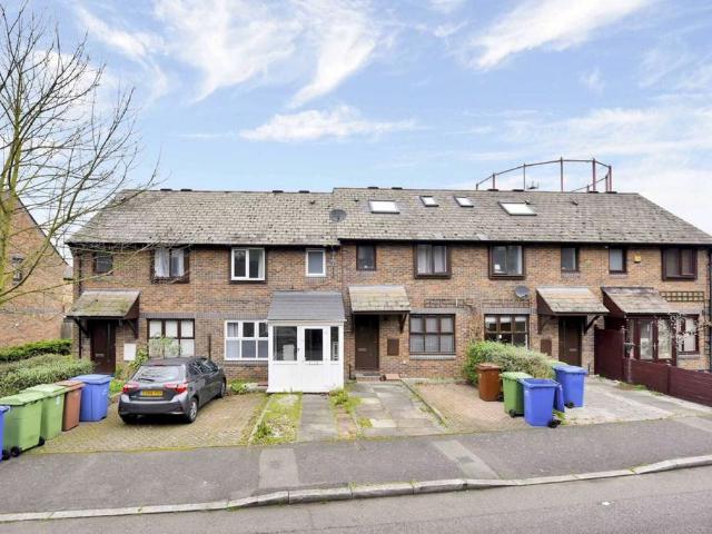 Kinburn Street, London SE16 3 bed terraced house to rent £2,817 pcm £650 pw