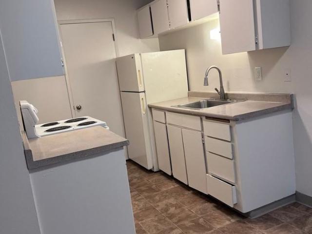 King Manor in Milwaukie 1 Bedroom Home for Rent at 7911 Se King Rd, Milwaukie, OR 97222 Southgate