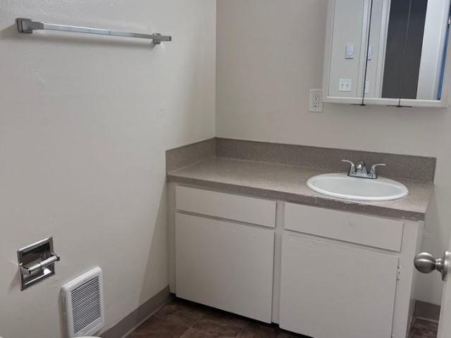 King Manor in Milwaukie 1 Bedroom Home for Rent at 7911 Se King Rd, Milwaukie, OR 97222 Southgate