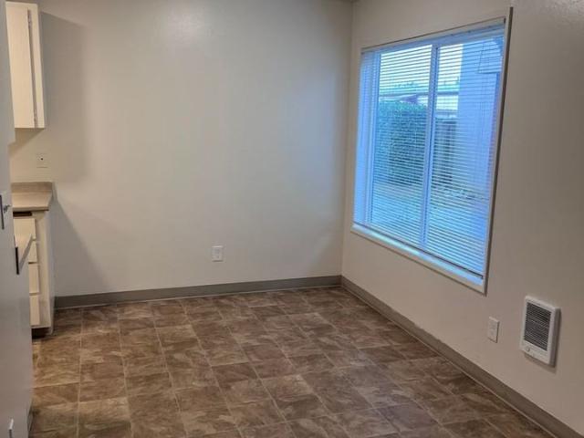King Manor in Milwaukie 2 Bedroom Home for Rent at 7911 Se King Rd, Milwaukie, OR 97222 Southgate