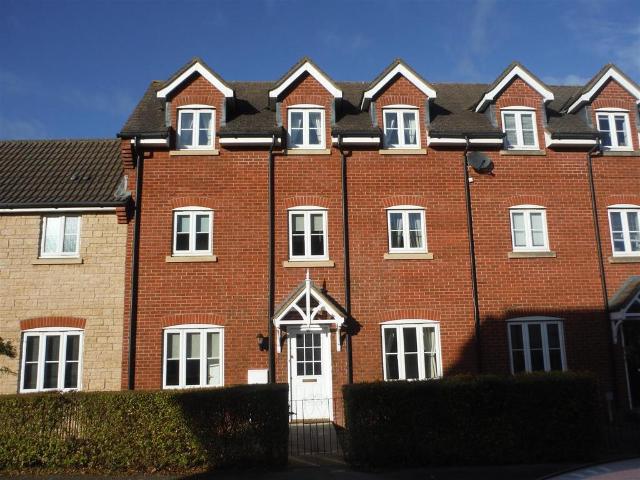 King Edward Close, Calne 3 bed terraced house to rent £1,375 pcm £317 pw