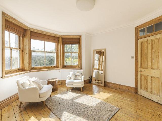 King Edward Mansions, Fulham Road. 1 bed flat to rent £2,600 pcm £600 pw