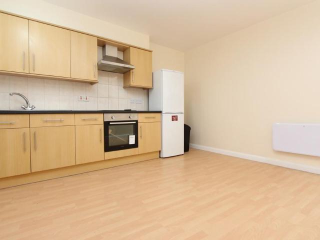 King Edwards Road, Ruislip 2 bed apartment to rent £1,450 pcm £335 pw