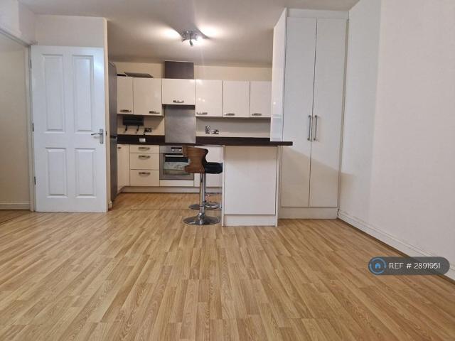 King George Crescent, Wembley, HA0 2 bed flat to rent £2,100 pcm £485 pw