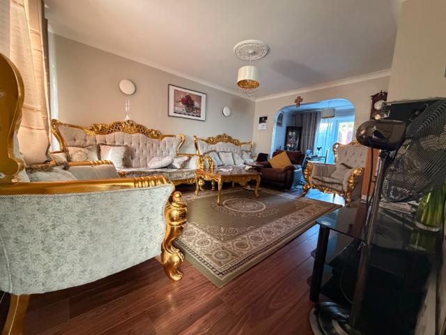 King Henrys Drive, New Addington CR0 3 bed semi detached house to rent £2,300 pcm £531 pw