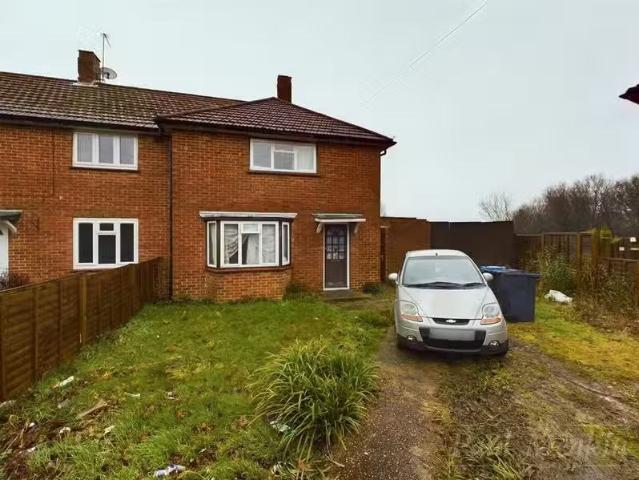 King Henrys Drive, New Addington. 2 bed house for sale £315.