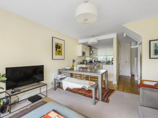 King Henrys Road, Primrose Hill. 2 bed apartment to rent £2,600 pcm £600 pw