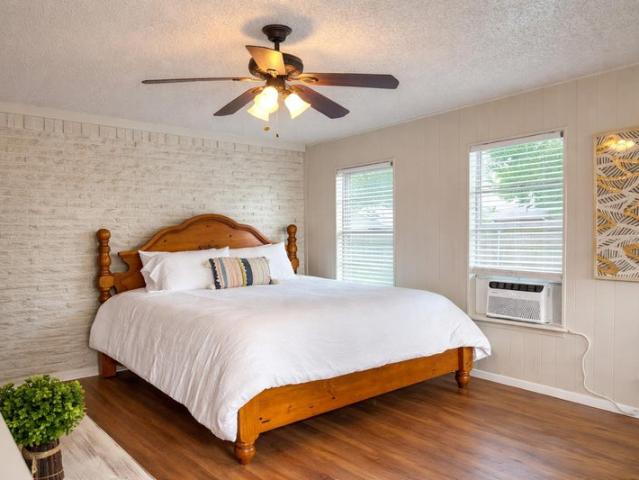 King + Queen Rooms • InUnit Laundry • Fast WiFi •