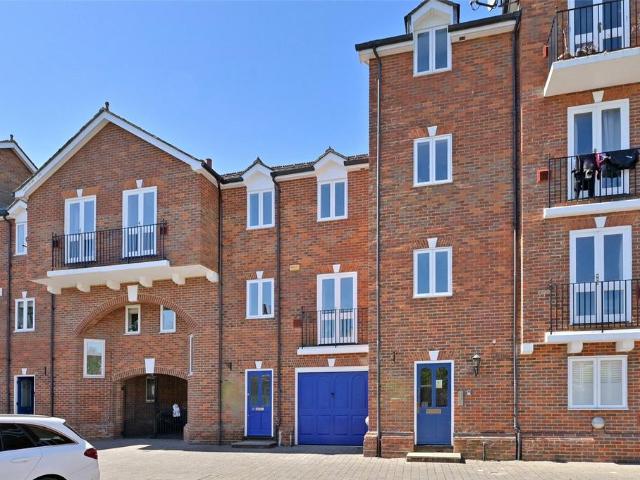 King Stable Street, Eton, Windsor. 4 bed terraced house to rent £3,500 pcm £808 pw