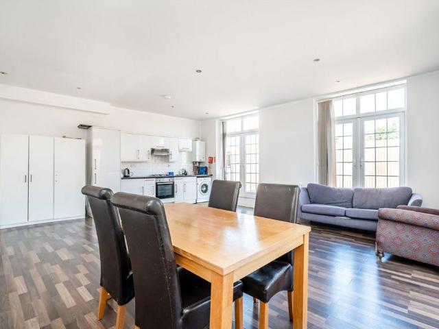 King Street, Twickenham TW1 3 bed flat to rent £2,500 pcm £577 pw