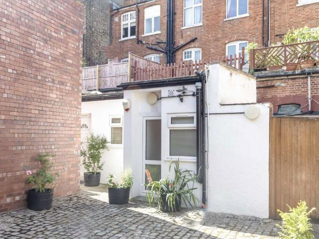 King Street, London W6 3 bed flat to rent £3,000 pcm £692 pw