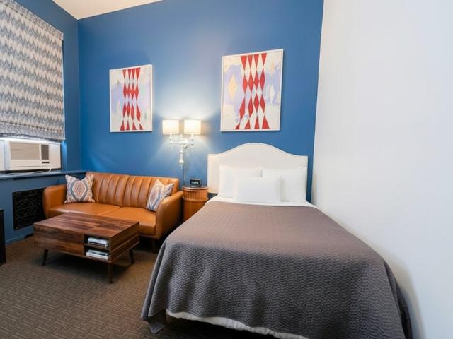 King Studio & Ensuite Bath Midtown East
