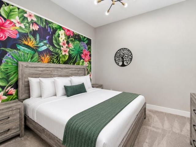 King Suite with Private BathPool & Gym Access_Uti