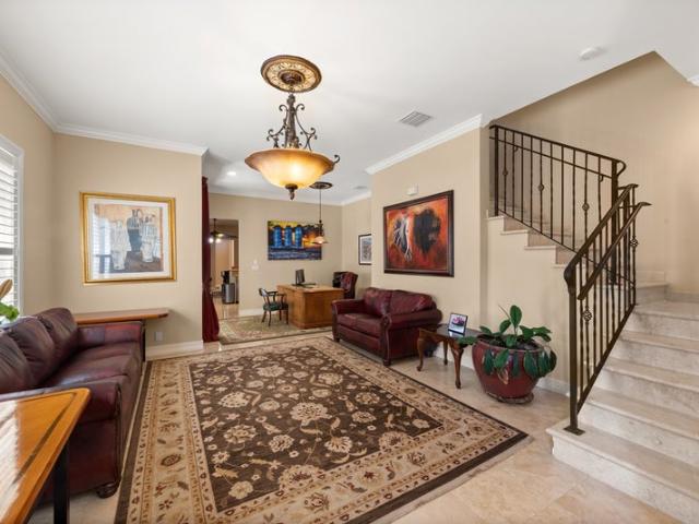 King size bed in large house in Croisant Park