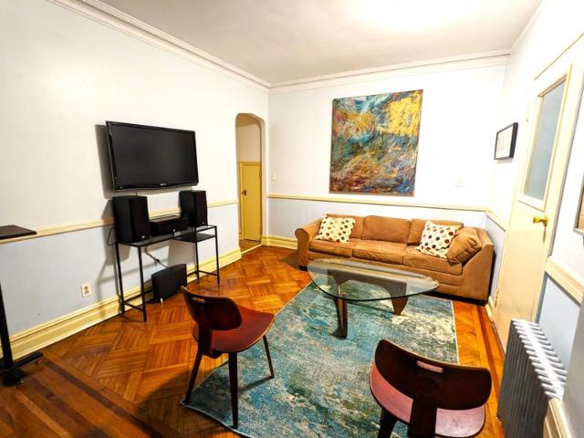 King sized room in full floor garden apartment