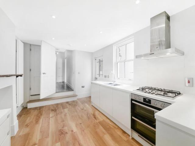 King William Walk, Greenwich, London. 3 bed detached house to rent £3,250 pcm £750 pw