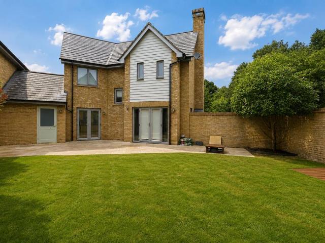 Kingcup Avenue, Hemel Hempstead, HP2 3 bed detached house to rent £2,700 pcm £623 pw