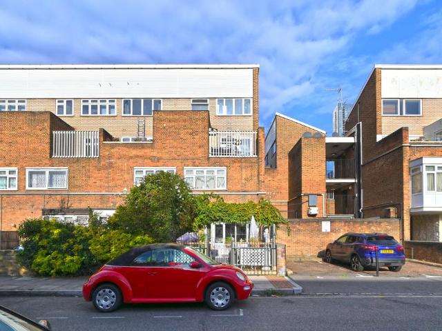 Kingdon House, London E14 3 bed flat to rent £2,900 pcm £669 pw