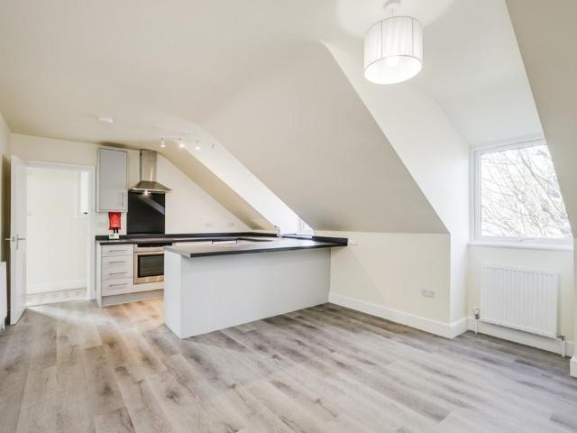 Kingdon Road, West Hampstead, NW6 2 bed flat to rent £2,799 pcm £646 pw