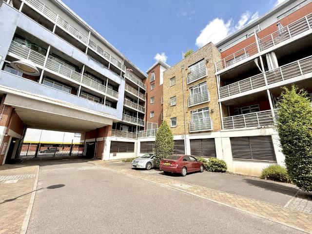 Kingfisher Meadow, MAIDSTONE, ME16 1 bed apartment to rent £1,025 pcm £237 pw