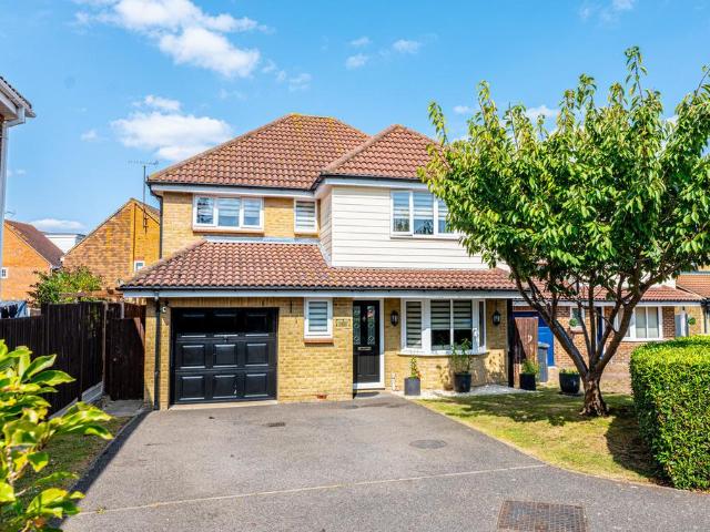 Kingfisher Crescent, Rayleigh, SS6 4 bed semi detached house to rent £2,250 pcm £519 pw