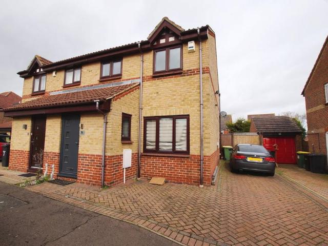 Kingfisher Crescent, Rayleigh, SS6 3 bed semi detached house to rent £1,850 pcm £427 pw