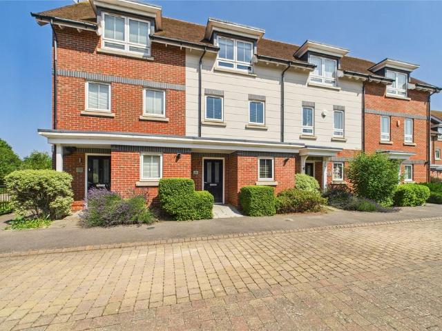 Kingfisher Drive, Maidenhead. 3 bed terraced house to rent £2,400 pcm £554 pw