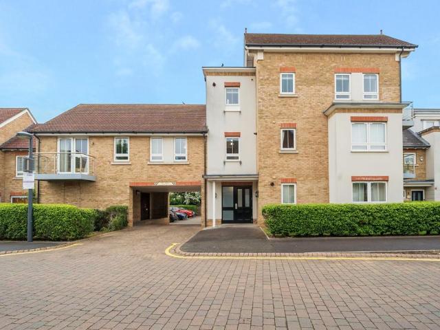 Kingfisher Drive Maidenhead SL6 2 bed apartment to rent £1,700 pcm £392 pw