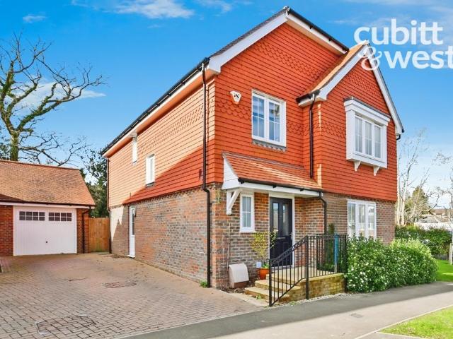 Kingfisher Drive, Crowborough, TN6 4 bed detached house to rent £2,350 pcm £542 pw