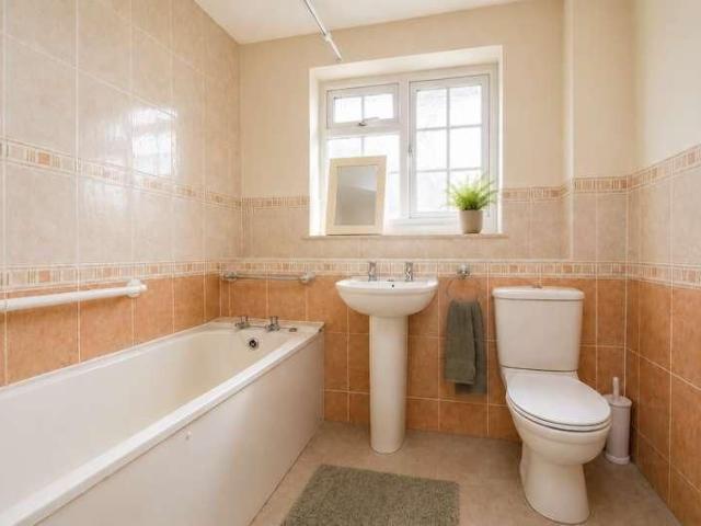 Kingfisher Drive, Staines upon thames, TW18
